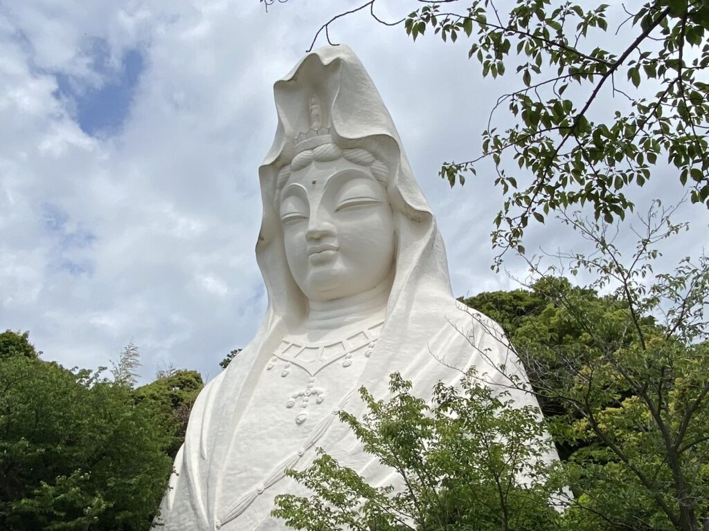 White 25m big Kannon budda statue at Ofuna in Kamakura.│TOKYO travel TIPS