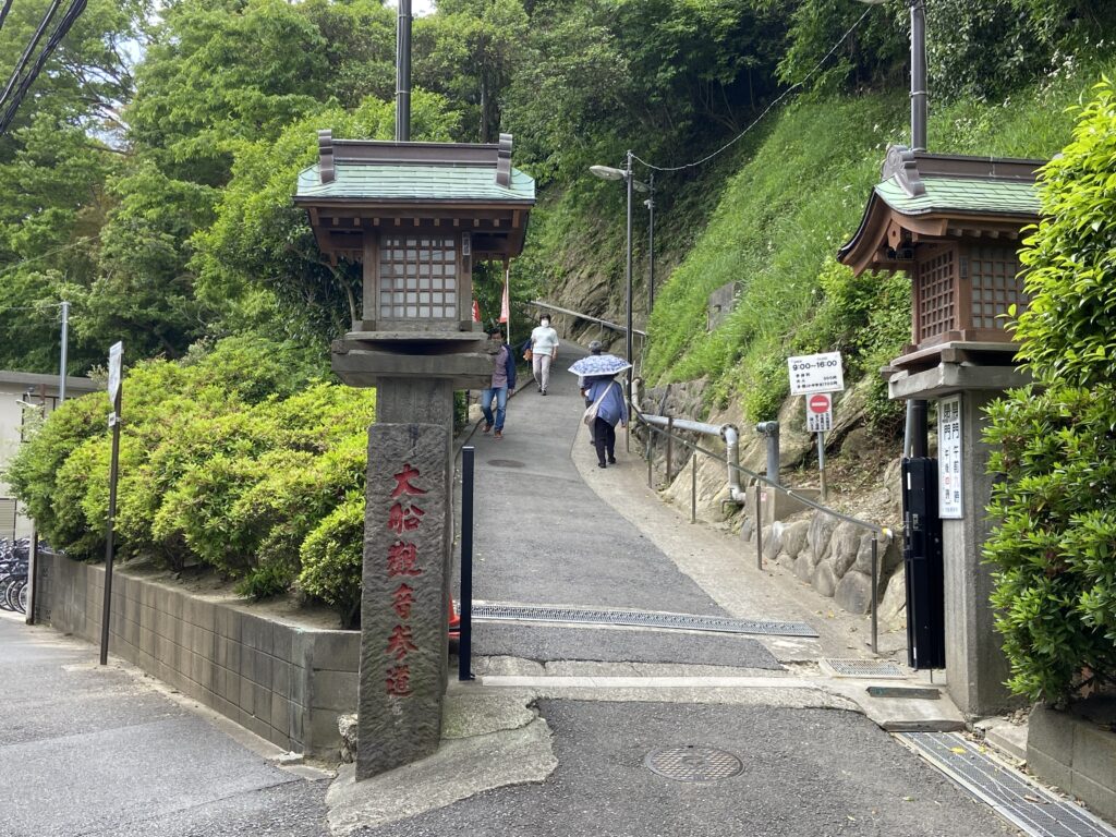White 25m big Kannon budda statue at Ofuna in Kamakura.│TOKYO travel TIPS