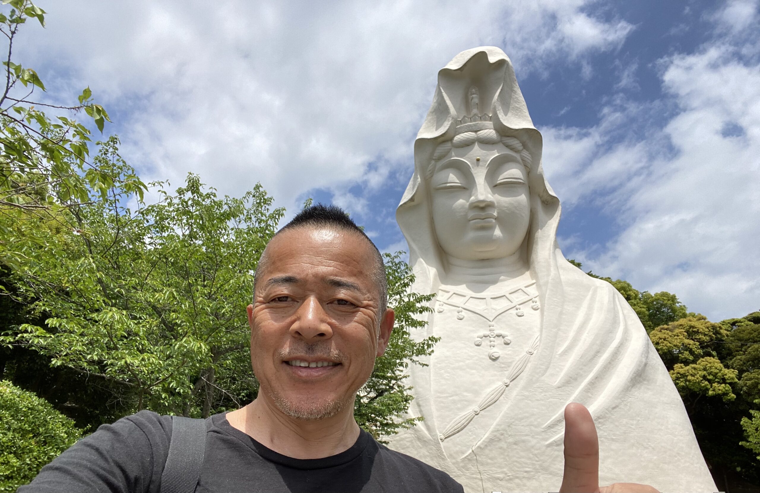 White 25m big Kannon budda statue at Ofuna in Kamakura.│TOKYO travel TIPS