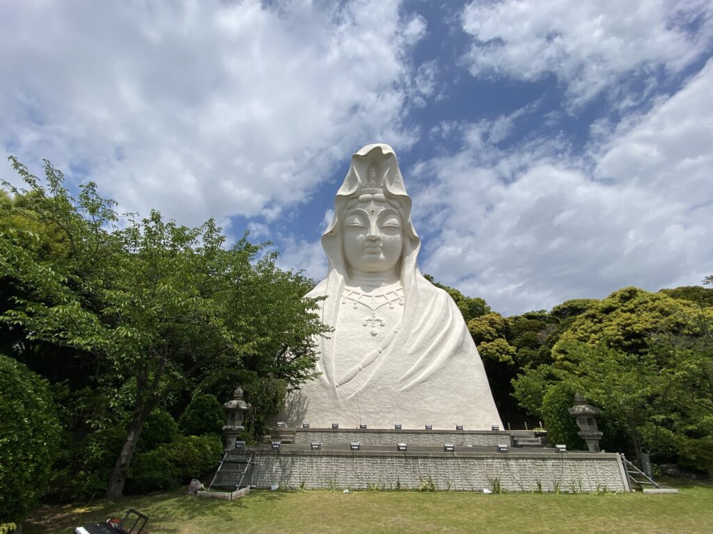 White 25m big Kannon budda statue at Ofuna in Kamakura.│TOKYO travel TIPS