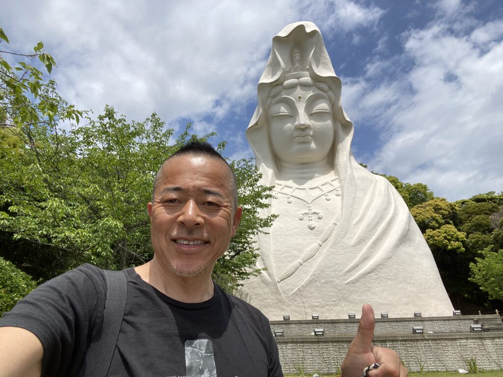 White 25m big Kannon budda statue at Ofuna in Kamakura.│TOKYO travel TIPS