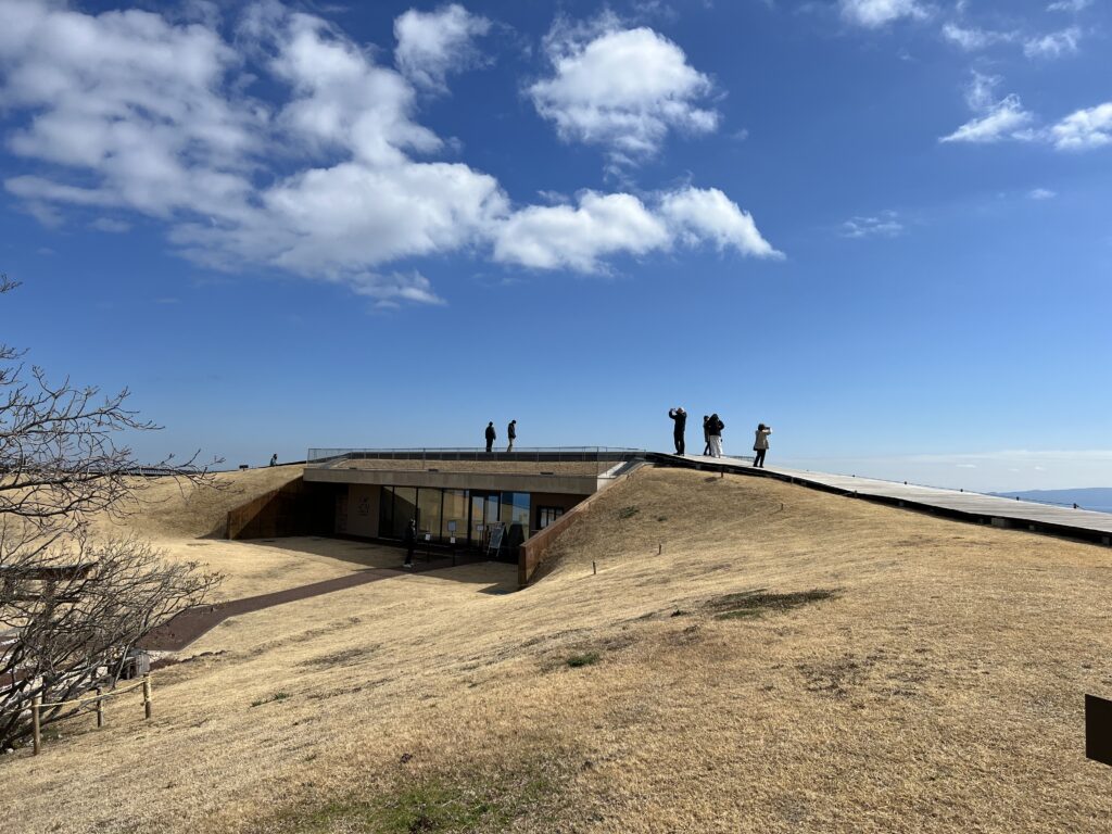 A cafe with a 360° view-you can see Mt. Fuji and the Pacific Ocean and ...