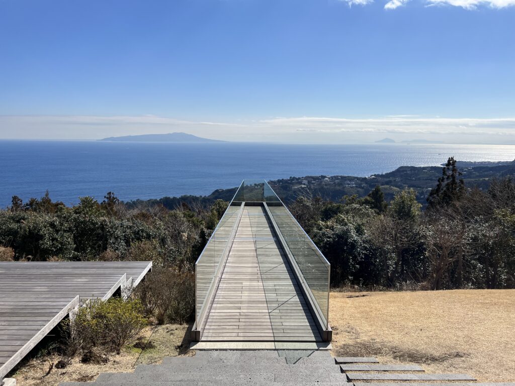 A cafe with a 360° view-you can see Mt. Fuji and the Pacific Ocean and ...