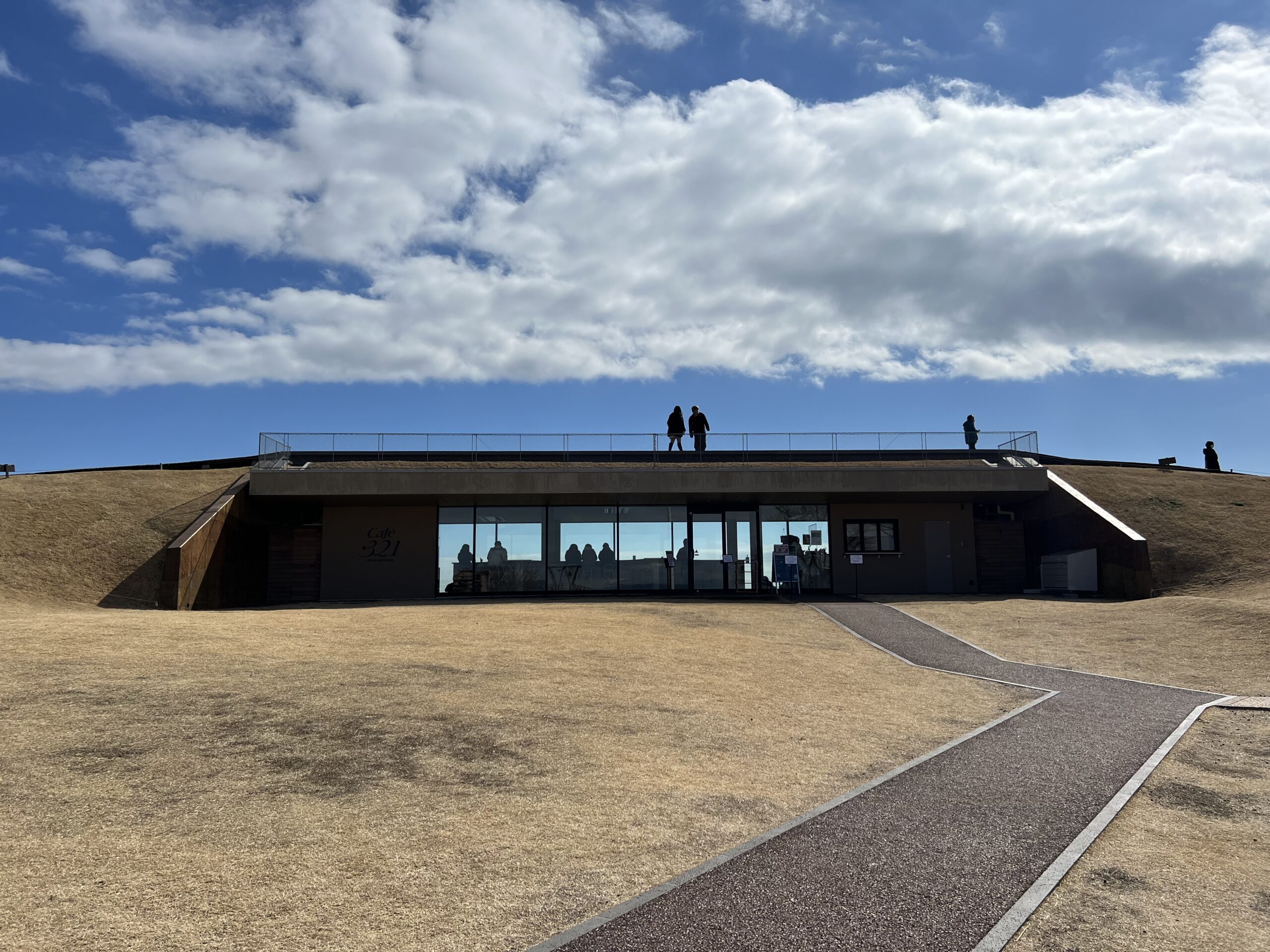 A cafe with a 360° view-you can see Mt. Fuji and the Pacific Ocean and ...