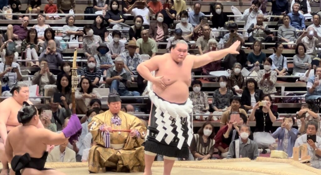 How to see Sumo wrestling up close by 3,000 ( 20 dollars) yen!
