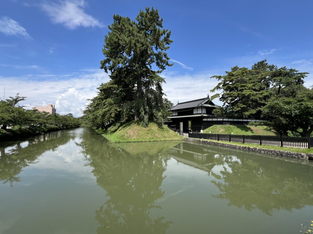 Aomori summer trip-3, Hirosaki castle, Senjojiki coast, Furofushi mixed bathing onsen, 12 lakes ...