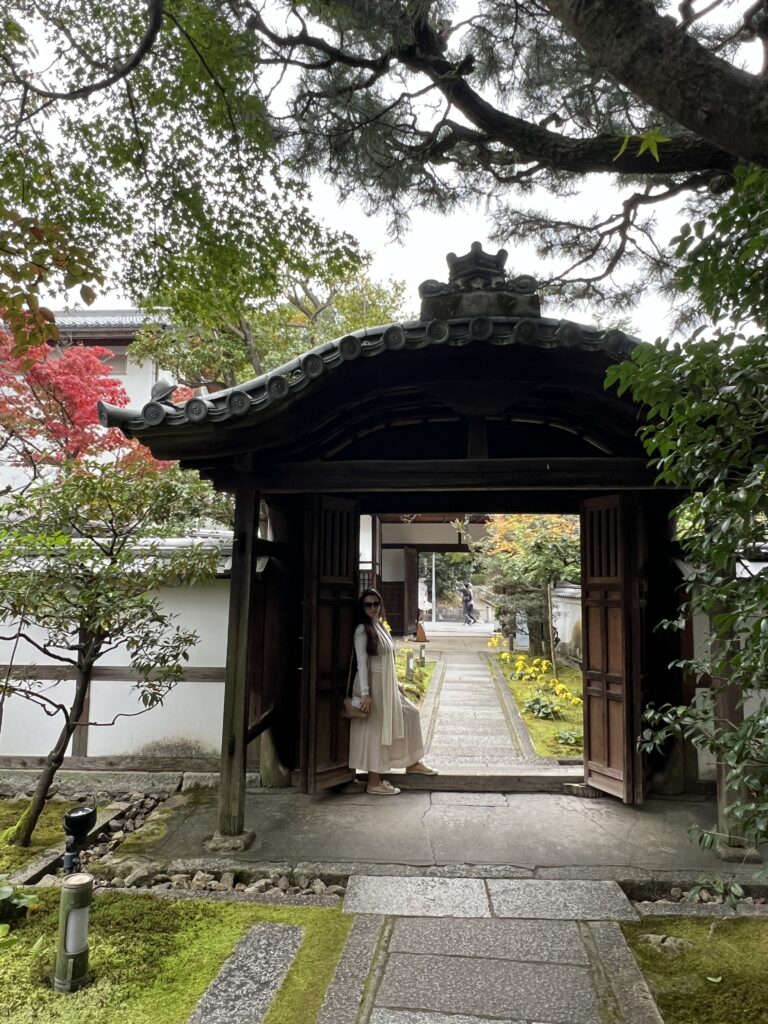 Kyoto tour, Yasaka 5 storied pagoda, Kyoto Starbucks, Kiyomizu temple ...